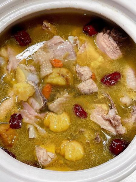 板栗炖鸡汤的做法_如何炖出奶白浓汤-第1张图片-山城妙识