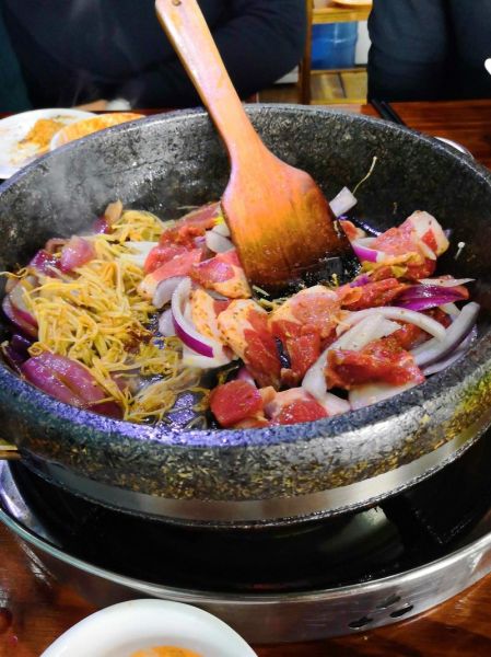 石锅烤肉是哪个地方的特色_正宗吃法-第1张图片-山城妙识