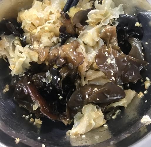 银耳凉拌菜怎么做_银耳凉拌菜要不要焯水-第3张图片-山城妙识