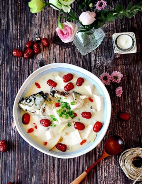 炖鲫鱼汤怎么才能变白_鲫鱼汤变白的方法-第2张图片-山城妙识