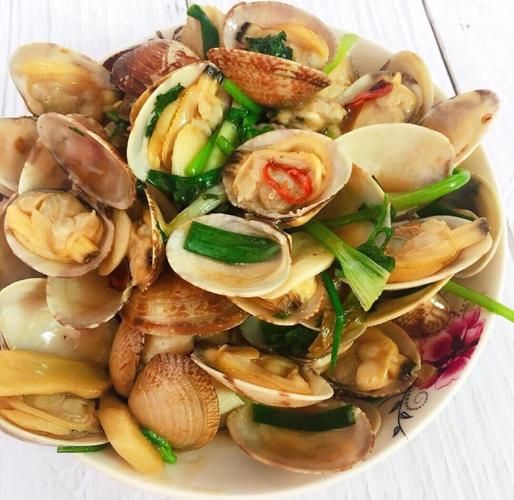 爆炒花蛤肉怎么炒才没沙_爆炒花蛤肉要不要焯水-第1张图片-山城妙识