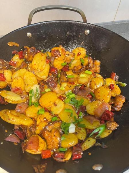 干锅五花肉土豆片怎么做_家常干锅土豆片做法-第2张图片-山城妙识