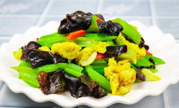 芹菜木耳炒鸡蛋怎么做_芹菜木耳炒鸡蛋的营养价值-第3张图片-山城妙识