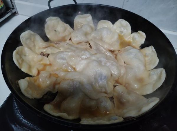 地锅鸡贴饼怎么和面_贴饼子用什么面粉-第1张图片-山城妙识