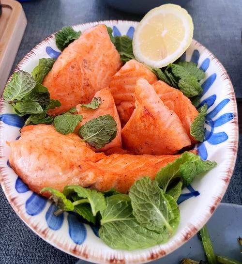 生吃三文鱼怎么做才安全_生吃三文鱼的家常做法大全-第1张图片-山城妙识