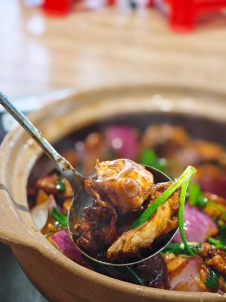 砂锅炖鸡怎么做才好吃_砂锅炖鸡需要焯水吗-第1张图片-山城妙识 砂锅炖鸡怎么做才好吃_砂锅炖鸡需要焯水吗-第1张图片-山城妙识