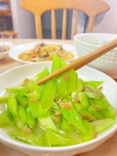 清炒丝瓜怎么炒才好吃_丝瓜不黑不出水技巧-第3张图片-山城妙识