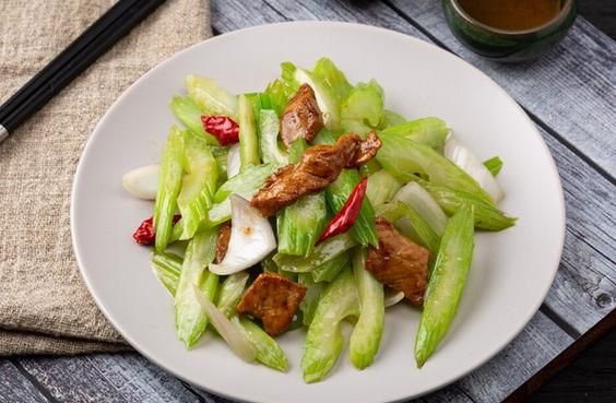 芹菜怎么炒才脆嫩_单独炒芹菜技巧-第2张图片-山城妙识