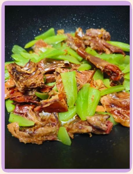 腊鸡炖莴笋怎么做_腊鸡炖莴笋要焯水吗-第1张图片-山城妙识