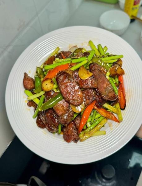 蒜苔炒香肠怎么做_蒜苔炒香肠需要焯水吗-第2张图片-山城妙识 蒜苔炒香肠怎么做_蒜苔炒香肠需要焯水吗-第2张图片-山城妙识