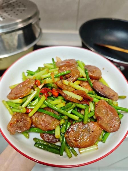 蒜苔炒香肠怎么做_蒜苔炒香肠需要焯水吗-第1张图片-山城妙识 蒜苔炒香肠怎么做_蒜苔炒香肠需要焯水吗-第1张图片-山城妙识