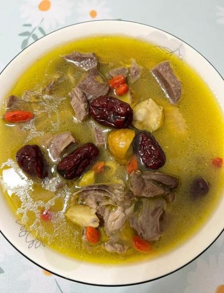 又浓又黄的板栗鸡汤怎么炖_为什么汤色金黄-第1张图片-山城妙识