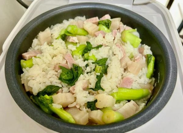 电饭煲咸肉菜饭怎么做_咸肉菜饭用电饭煲做会糊吗-第1张图片-山城妙识