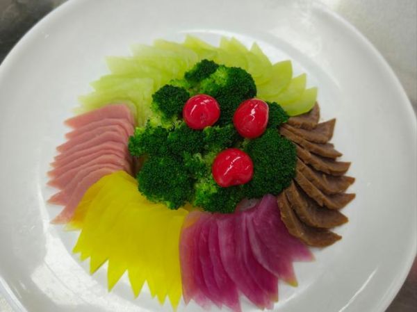 花式冷菜拼盘怎么做_比赛级冷菜摆盘技巧-第1张图片-山城妙识