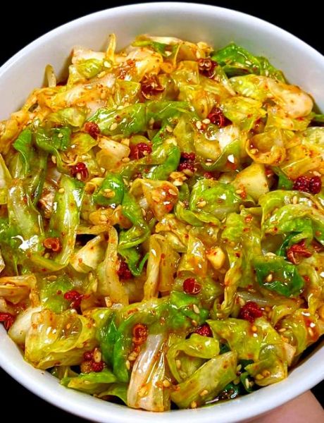 凉拌酸辣包菜丝怎么做_包菜丝焯水还是不焯水-第1张图片-山城妙识