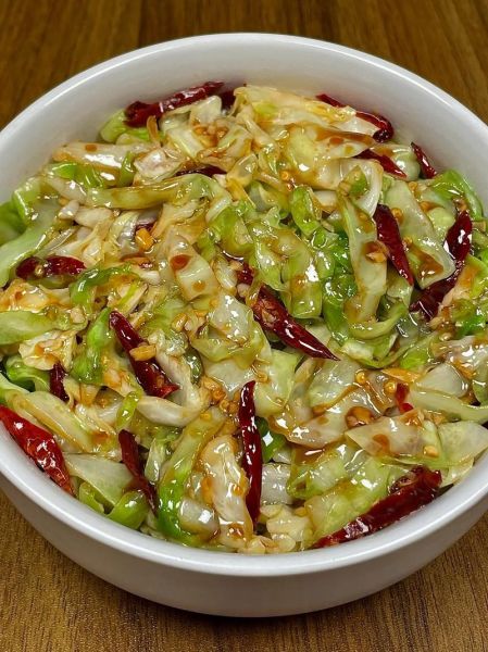 凉拌酸辣包菜丝怎么做_包菜丝焯水还是不焯水-第3张图片-山城妙识