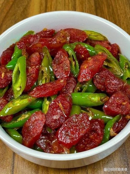 青椒炒腊肠怎么做_腊肠炒青椒需要焯水吗-第1张图片-山城妙识