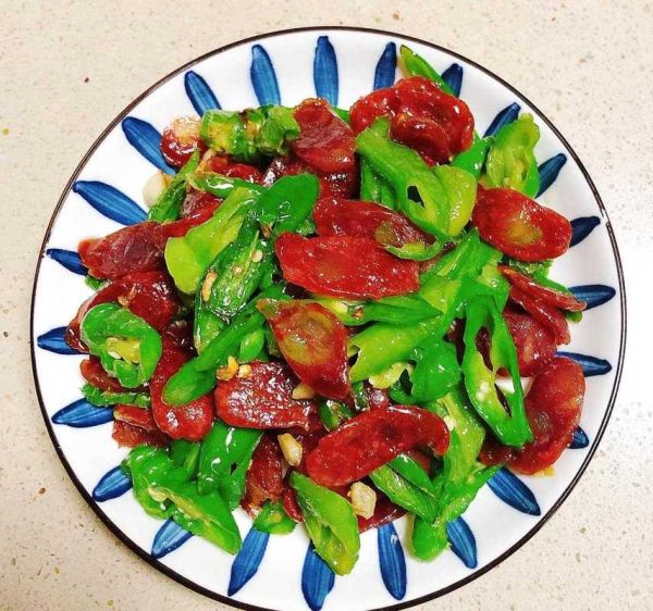青椒炒腊肠怎么做_腊肠炒青椒需要焯水吗-第3张图片-山城妙识
