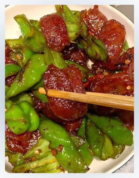 青椒炒腊肠怎么做_腊肠炒青椒需要焯水吗-第2张图片-山城妙识