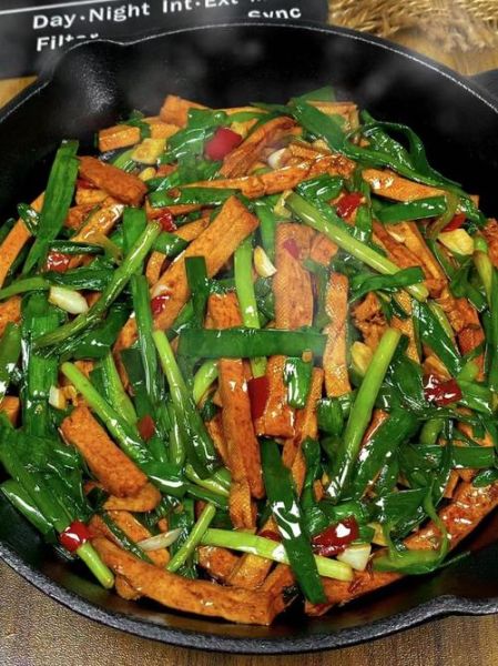 炒香干韭菜鸡蛋怎么炒才嫩_韭菜鸡蛋炒香干要不要焯水-第3张图片-山城妙识