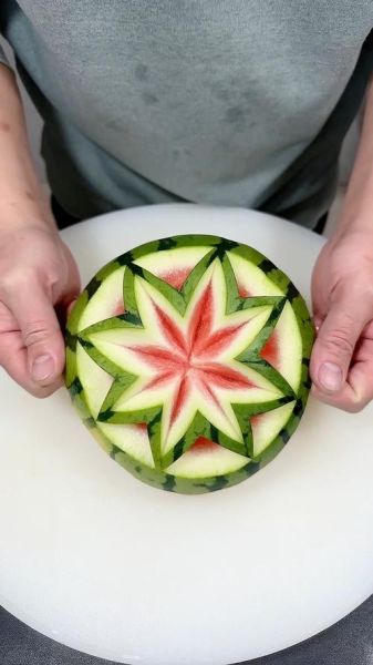 西瓜果盘花样制作方法_西瓜怎么切好看又简单-第1张图片-山城妙识 西瓜果盘花样制作方法_西瓜怎么切好看又简单-第1张图片-山城妙识