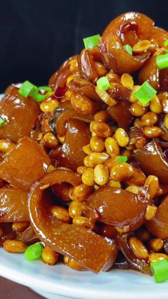 黄豆炖猪皮怎么做_黄豆炖猪皮需要焯水吗-第3张图片-山城妙识