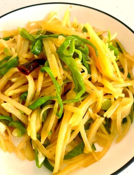 青椒土豆丝怎么炒才脆_土豆丝要不要焯水-第1张图片-山城妙识 青椒土豆丝怎么炒才脆_土豆丝要不要焯水-第1张图片-山城妙识