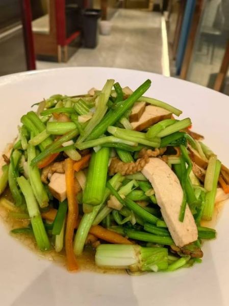 芹菜炒干子怎么炒好吃_芹菜炒干子要不要焯水-第1张图片-山城妙识