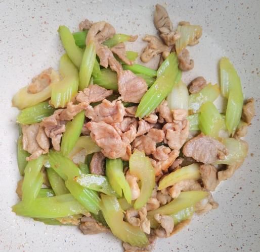 西芹炒肉怎么炒才脆嫩_正宗做法步骤-第1张图片-山城妙识 西芹炒肉怎么炒才脆嫩_正宗做法步骤-第1张图片-山城妙识
