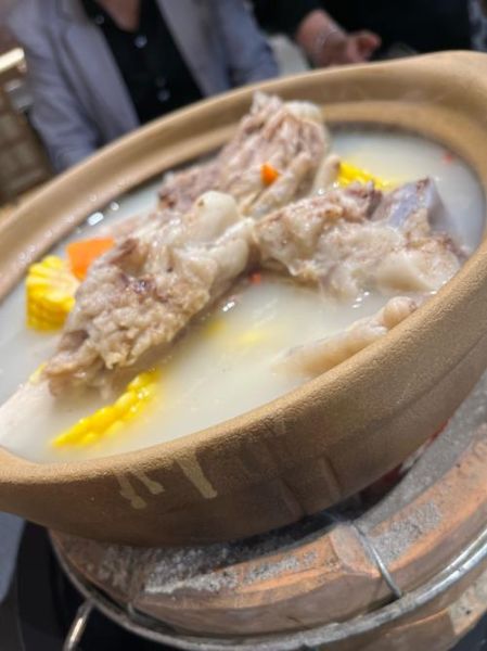 猪头骨汤怎么熬才白_猪头骨汤的做法大全-第1张图片-山城妙识