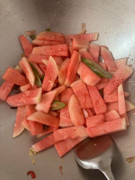 西瓜皮炒肉怎么做_西瓜皮炒肉的家常做法-第1张图片-山城妙识 西瓜皮炒肉怎么做_西瓜皮炒肉的家常做法-第1张图片-山城妙识