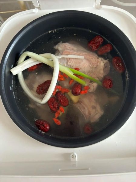 炖大骨头汤怎么做_大骨头焯水用冷水还是热水-第3张图片-山城妙识