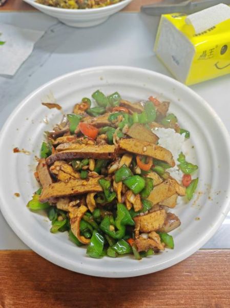 小炒肉盖浇饭怎么做_小炒肉盖浇饭热量高吗-第3张图片-山城妙识