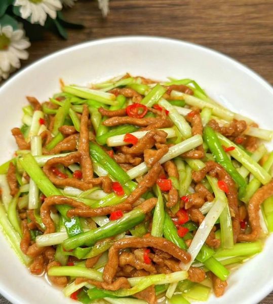 韭黄炒肉怎么炒好吃_韭黄炒肉的家常做法-第1张图片-山城妙识