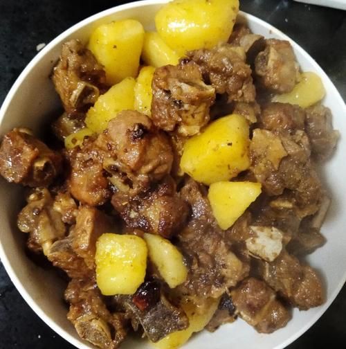 家常土豆烧排骨怎么做_土豆烧排骨先焯水还是直接炒-第1张图片-山城妙识 家常土豆烧排骨怎么做_土豆烧排骨先焯水还是直接炒-第1张图片-山城妙识