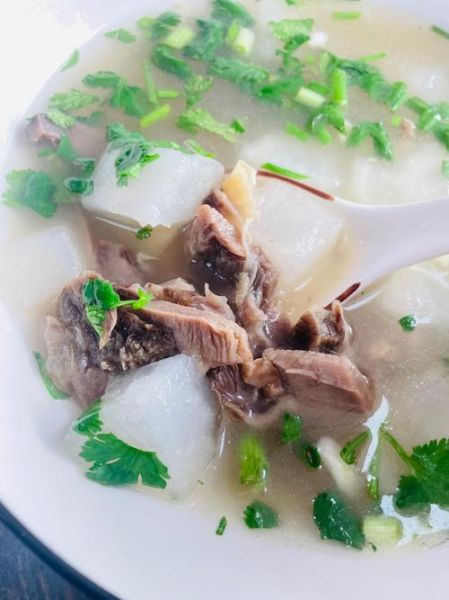 萝卜羊肉片汤怎么做好吃_萝卜羊肉片汤去膻技巧-第1张图片-山城妙识 萝卜羊肉片汤怎么做好吃_萝卜羊肉片汤去膻技巧-第1张图片-山城妙识