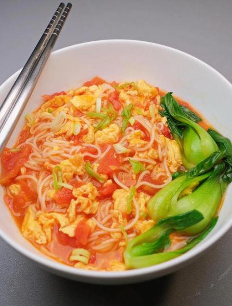 西红柿鸡蛋挂面怎么做好吃_西红柿鸡蛋挂面汤浓味鲜的秘诀-第2张图片-山城妙识