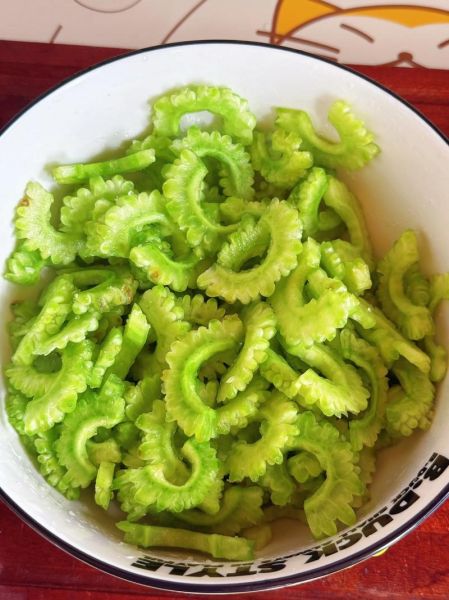 凉拌苦瓜怎么做好吃_苦瓜凉拌不苦的方法-第2张图片-山城妙识