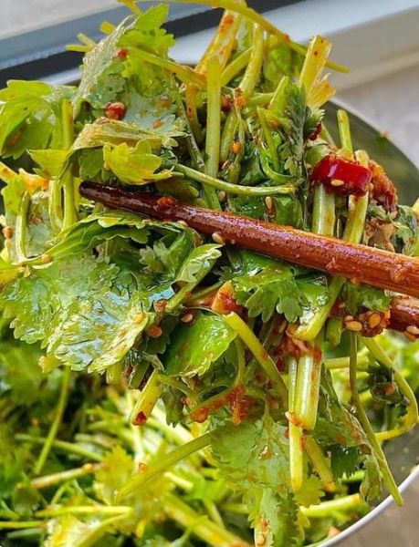 凉拌香菜怎么做才好吃_凉拌香菜需要焯水吗-第2张图片-山城妙识