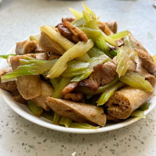 芹菜素炒和什么搭配好_芹菜素炒怎么做好吃-第3张图片-山城妙识