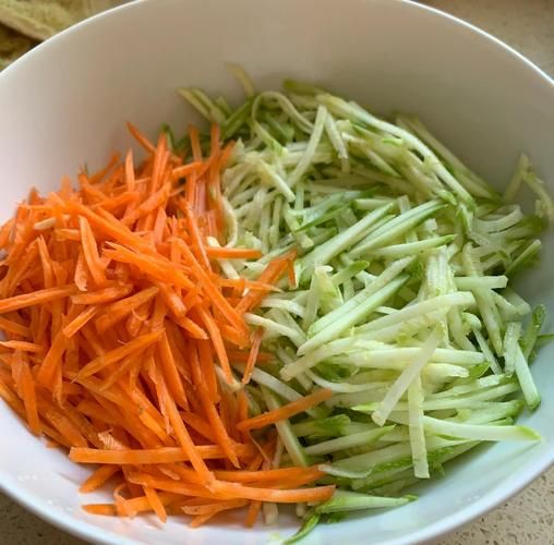 西葫芦馅饼怎么做才好吃_西葫芦馅饼的做法窍门-第1张图片-山城妙识