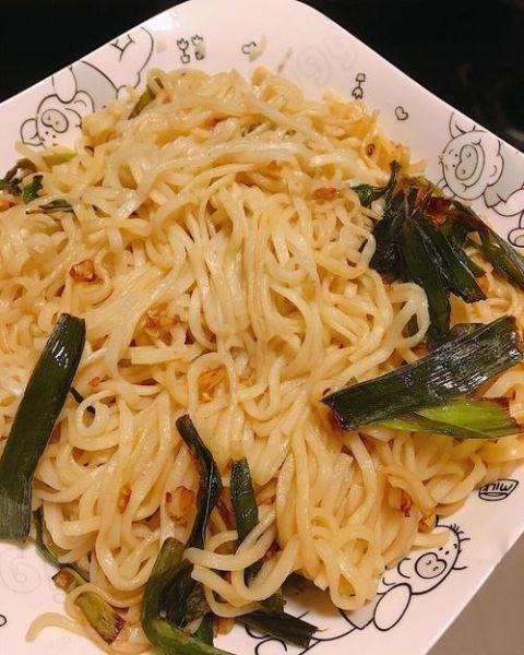 葱油拌面怎么做_葱油怎么熬才香-第1张图片-山城妙识