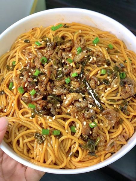 葱油拌面怎么做_葱油怎么熬才香-第2张图片-山城妙识