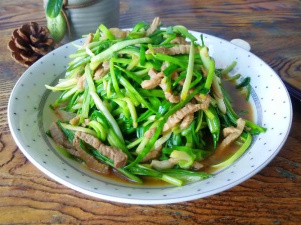 肉丝炒蒜苗怎么炒才嫩_肉丝炒蒜苗要不要焯水-第2张图片-山城妙识