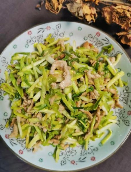 肉丝炒蒜苗怎么炒才嫩_肉丝炒蒜苗要不要焯水-第3张图片-山城妙识