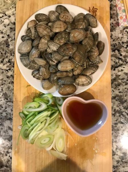 酒蒸蛤蜊怎么做_酒蒸蛤蜊要焯水吗-第1张图片-山城妙识