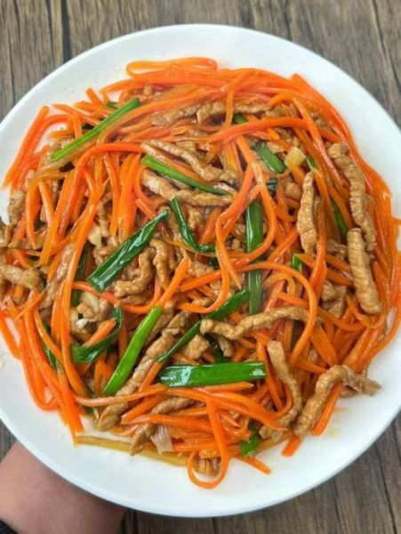 红萝卜蒜苗炒肉丝怎么做_炒多久才嫩-第1张图片-山城妙识 红萝卜蒜苗炒肉丝怎么做_炒多久才嫩-第1张图片-山城妙识