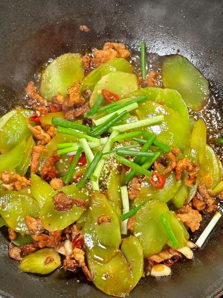 莴笋炒肉怎么炒才嫩_莴笋炒肉最正宗的做法窍门-第3张图片-山城妙识
