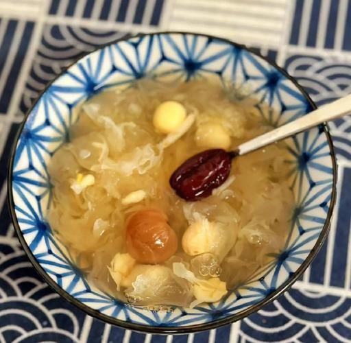 桂圆莲子银耳汤的做法窍门_怎么煮出胶质-第2张图片-山城妙识 桂圆莲子银耳汤的做法窍门_怎么煮出胶质-第2张图片-山城妙识