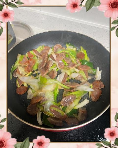 腊肠炒洋葱怎么做_腊肠炒洋葱先炒哪个-第2张图片-山城妙识